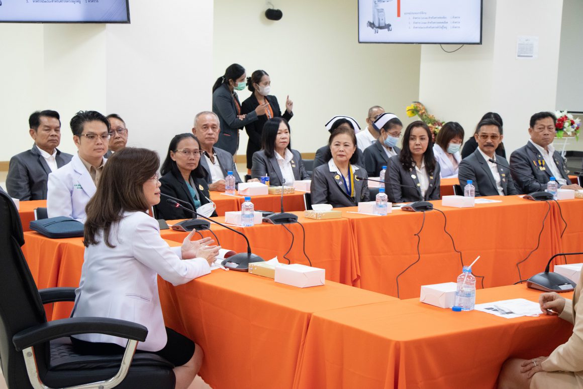 จดหมายข่าว รพ.มทส. : สโมสรไลออนส์บริจาคเครื่องไตเทียม (Hemodialysis ...